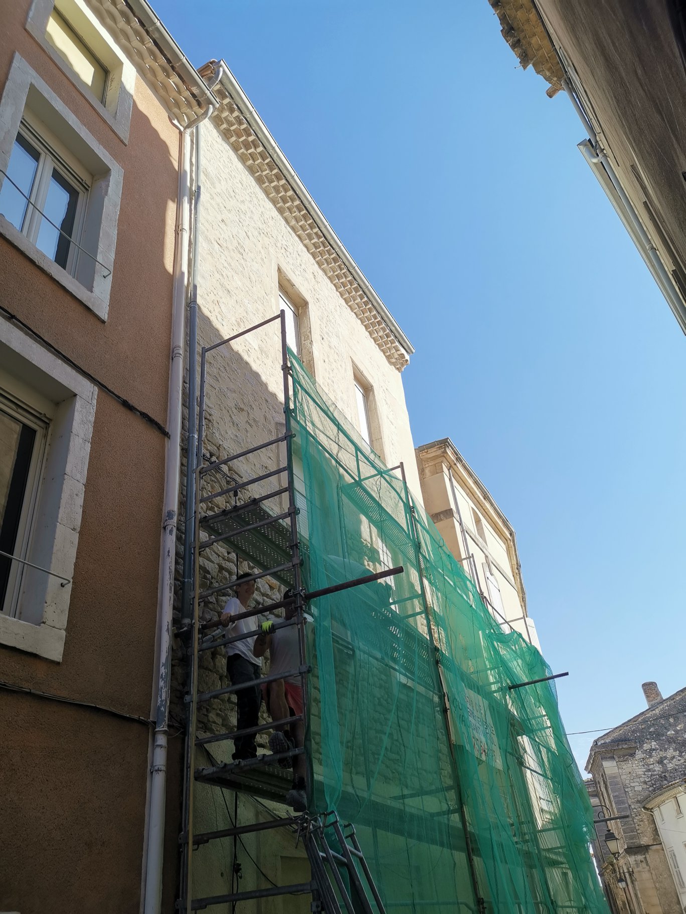 Une maison de style Provençal avec une nouvelle façade en pierres ...